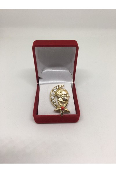 Merit Collection Taş İşlemeli Atatürk ve Ay Yıldız Büyük Yaka Rozeti Özel Kadife Kutusunda Merit Collection Taş İşlemeli Atatürk ve Ay Yıldız Büyük Yaka Rozeti Özel Kadife Kutusunda