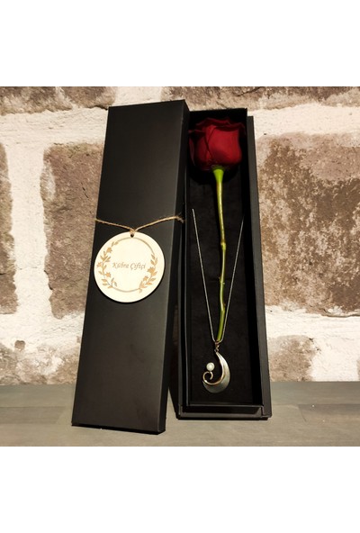 Magnamina İsme Özel Hediye Kutusunda Incili Damla Model Gümüş Kolye ve Kırmızı Gül Magnamina İsme Özel Hediye Kutusunda Incili Damla Model Gümüş Kolye ve Kırmızı Gül
