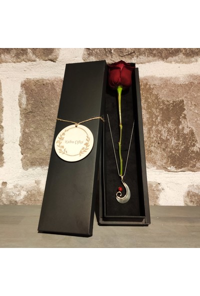 Magnamina İsme Özel Hediye Kutusunda Mercan Taşlı Gümüş Kolye ve Kırmızı Gül Magnamina İsme Özel Hediye Kutusunda Mercan Taşlı Gümüş Kolye ve Kırmızı Gül