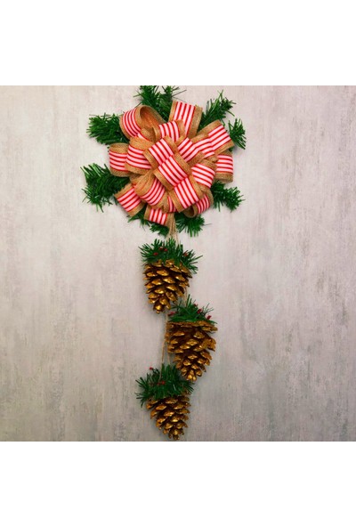 Ferah Design Kırmızı Beyaz Fiyonklu Altın Simli Kozalaklı Yılbaşı Çelenk Kapı Süsü Ferah Design Kırmızı Beyaz Fiyonklu Altın Simli Kozalaklı Yılbaşı Çelenk Kapı Süsü