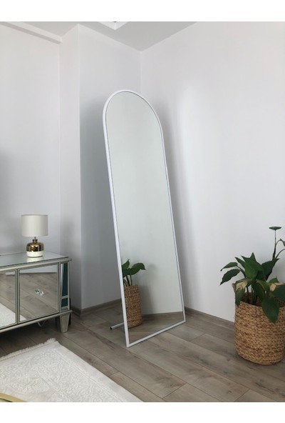 Effe Yapı Dekor Beyaz Metal Çerçeveli 180*60 cm Ayaklı Boy Aynası Effe Yapı Dekor Beyaz Metal Çerçeveli 180*60 cm Ayaklı Boy Aynası
