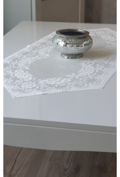 Wenessi Güllü Desene Örme Kısa Runner Örtüsü 40 x 90 cm Krem Wenessi Güllü Desene Örme Kısa Runner Örtüsü 40 x 90 cm Krem