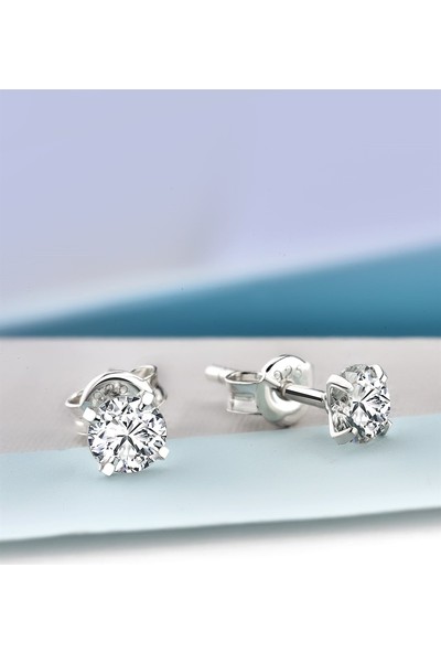 Jelux Silver Tek Taş 4 mm Çivili Gümüş Küpe Jelux Silver Tek Taş 4 mm Çivili Gümüş Küpe