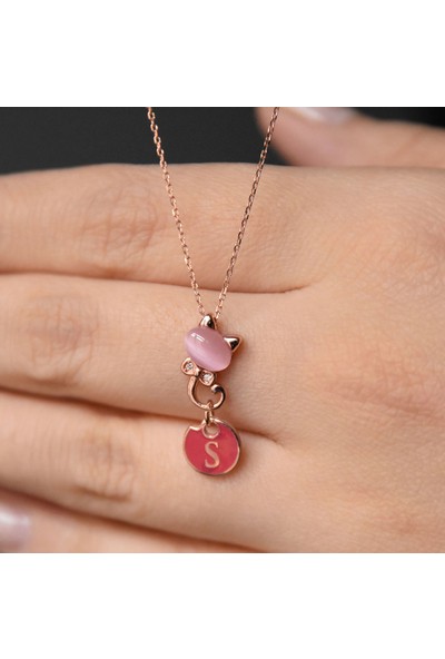 Papatya Silver 925 Ayar Gümüş Rose Kaplama Ay Taşı Harfli Kedi Kolye Papatya Silver 925 Ayar Gümüş Rose Kaplama Ay Taşı Harfli Kedi Kolye
