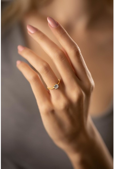 Ninova Silver Tek Taş Model Zirkon Taşlı Altın Kaplama Gümüş Yüzük