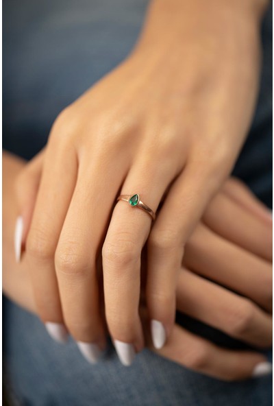 Ninova Silver Damla Model Zümrüt Taşlı Rose Kaplama Gümüş İtalyan Yüzük