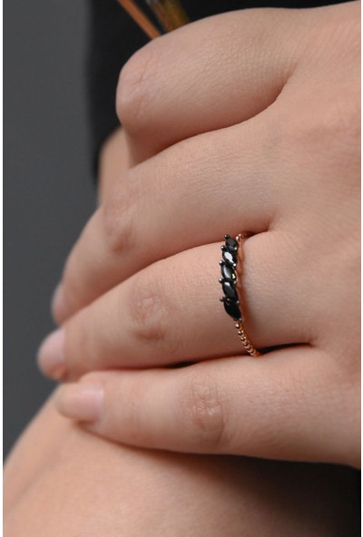 Papatya Silver 925 Ayar Gümüş Mekik Kesim Asimetrik Çıtır Yüzük Papatya Silver 925 Ayar Gümüş Mekik Kesim Asimetrik Çıtır Yüzük