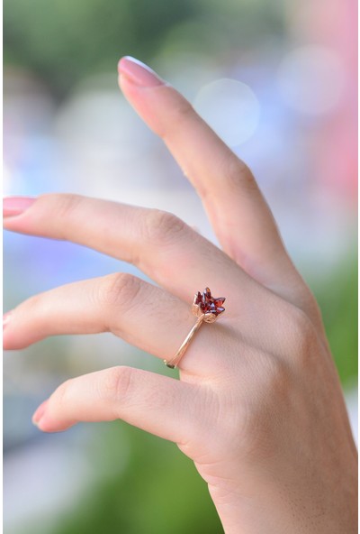 Melodi Rose Kaplama Kırmızı Zirkon Taşlı Lotus Çiçeği Kadın Yüzük Melodi Rose Kaplama Kırmızı Zirkon Taşlı Lotus Çiçeği Kadın Yüzük