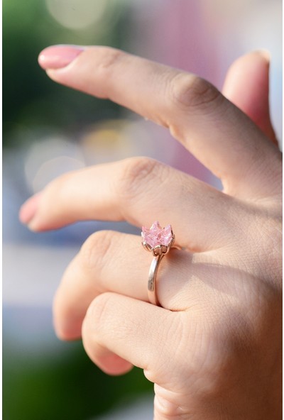 Melodi 14K Rose Altın Kaplama Pembe Zirkon Taşlı Lotus Çiçeği Kadın Yüzük Melodi 14K Rose Altın Kaplama Pembe Zirkon Taşlı Lotus Çiçeği Kadın Yüzük