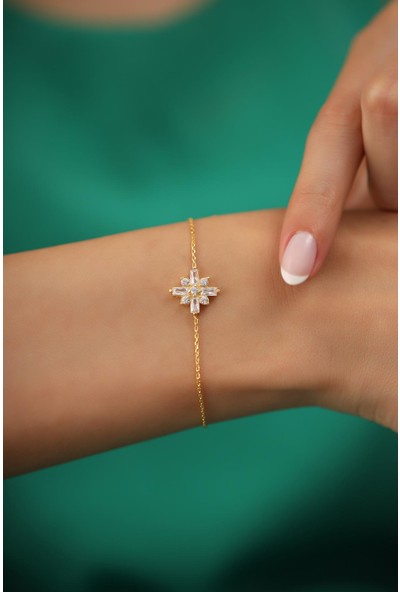 Ninova Silver Baget Taşlı Kutup Yıldızı Model Altın Kaplama Gümüş Bileklik Ninova Silver Baget Taşlı Kutup Yıldızı Model Altın Kaplama Gümüş Bileklik
