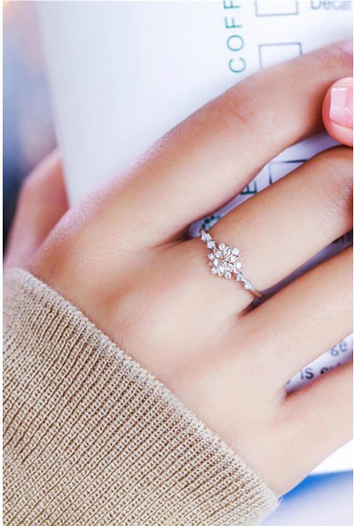 Melodi 14K Rose Altın Kar Tanesi Motifli Zirkon Taşlı Kadın Yüzük Melodi 14K Rose Altın Kar Tanesi Motifli Zirkon Taşlı Kadın Yüzük