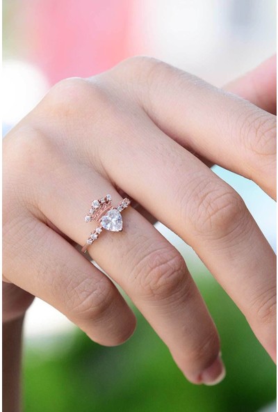 Melodi 14K Rose Gold Kaplama Prenses Tacı Beyaz Taşlı Yüzük Melodi 14K Rose Gold Kaplama Prenses Tacı Beyaz Taşlı Yüzük
