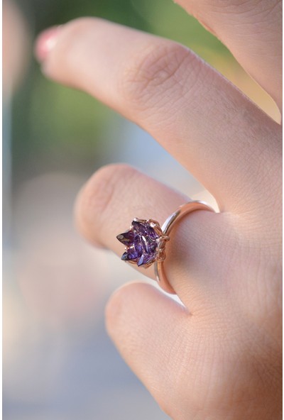 Melodi 14K Rose Altın Kaplama Mor Zirkon Taşlı Lotus Çiçeği Kadın Yüzük Melodi 14K Rose Altın Kaplama Mor Zirkon Taşlı Lotus Çiçeği Kadın Yüzük