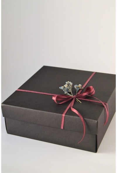 Kürkçü Dükkanı Mini Kare Siyah Kraft Kutu Bordo Gerçek Çiçekli 16 cm x 16 cm X6 cm Kürkçü Dükkanı Mini Kare Siyah Kraft Kutu Bordo Gerçek Çiçekli 16 cm x 16 cm X6 cm