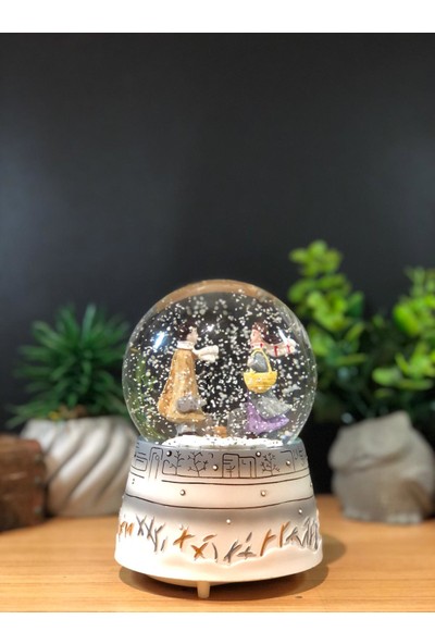 Çiko Toys Kış Masalı Sevimli Çift Kendinden Püskürtmeli Müzikli ve Işıklı Büyük Boy Kar Küresi Çiko Toys Kış Masalı Sevimli Çift Kendinden Püskürtmeli Müzikli ve Işıklı Büyük Boy Kar Küresi