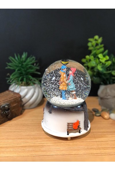 Çiko Toys Sokak Lambası Altında Buluşan Romantik Çiftler Püskürtmeli Müzikli ve Işıklı Büyük Boy Kar Küresi Çiko Toys Sokak Lambası Altında Buluşan Romantik Çiftler Püskürtmeli Müzikli ve Işıklı Büyük Boy Kar Küresi
