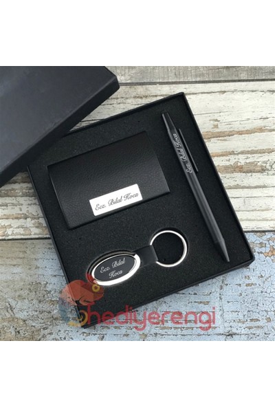 Hediye Rengi İsme Özel Siyah Kartvizitlik Anahtarlık Ve Tükenmez Kalem Seti Hediye Rengi İsme Özel Siyah Kartvizitlik Anahtarlık Ve Tükenmez Kalem Seti