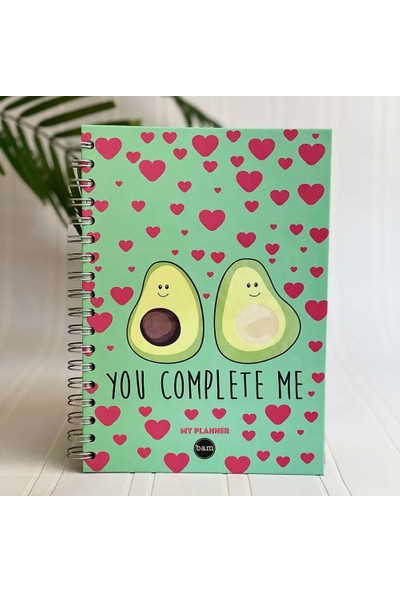 Patladı Gitti Avokado Tasarımlı Spiralli Sticker'lı Tarihsiz Konuşan Ajanda Haftalık Planlayıcı Defter Patladı Gitti Avokado Tasarımlı Spiralli Sticker'lı Tarihsiz Konuşan Ajanda Haftalık Planlayıcı Defter