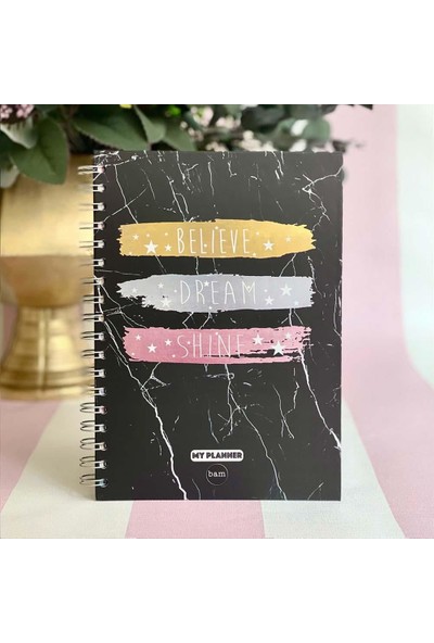Patladı Gitti Believe Dream Shine Tasarımlı Spiralli Sticker'lı Tarihsiz Konuşan Ajanda Haftalık Planlayıcı Defter Patladı Gitti Believe Dream Shine Tasarımlı Spiralli Sticker'lı Tarihsiz Konuşan Ajanda Haftalık Planlayıcı Defter