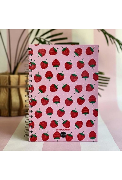 Patladı Gitti Çilek Tasarımlı Spiralli Sticker'lı Tarihsiz Konuşan Ajanda Haftalık Planlayıcı Defter Patladı Gitti Çilek Tasarımlı Spiralli Sticker'lı Tarihsiz Konuşan Ajanda Haftalık Planlayıcı Defter