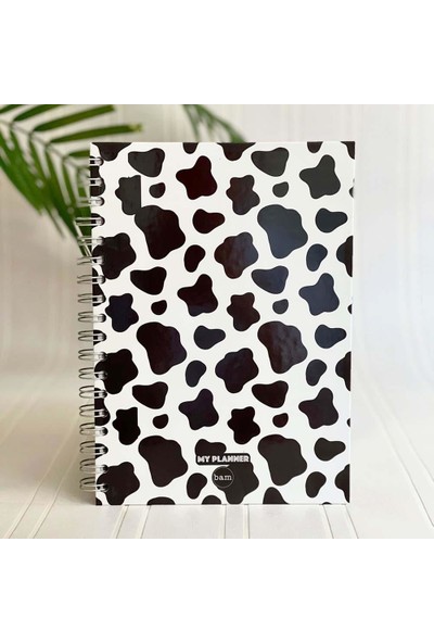 Patladı Gitti Inek Tasarımlı Spiralli Sticker'lı Tarihsiz Konuşan Ajanda Haftalık Planlayıcı Defter Patladı Gitti Inek Tasarımlı Spiralli Sticker'lı Tarihsiz Konuşan Ajanda Haftalık Planlayıcı Defter
