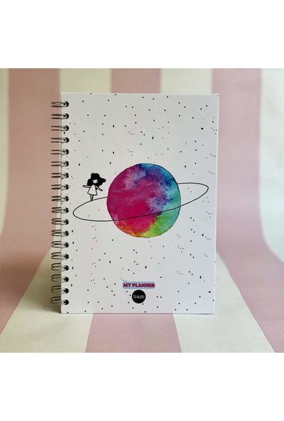 Patladı Gitti Satünlü Kız Tasarımlı Spiralli Sticker'lı Tarihsiz Konuşan Ajanda Haftalık Planlayıcı Defter Patladı Gitti Satünlü Kız Tasarımlı Spiralli Sticker'lı Tarihsiz Konuşan Ajanda Haftalık Planlayıcı Defter