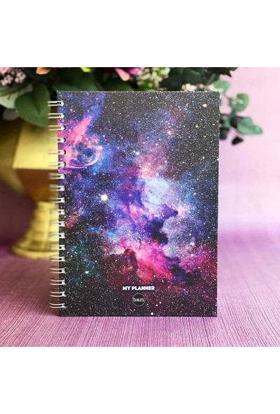 Patladı Gitti Space Tasarımlı Spiralli Sticker'lı Tarihsiz Konuşan Ajanda Haftalık Planlayıcı Defter Patladı Gitti Space Tasarımlı Spiralli Sticker'lı Tarihsiz Konuşan Ajanda Haftalık Planlayıcı Defter
