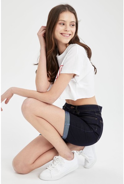 Defacto Katlama Paça Detaylı Slim Fit Jean Bermuda Şort U3041AZ21SM Defacto Katlama Paça Detaylı Slim Fit Jean Bermuda Şort U3041AZ21SM