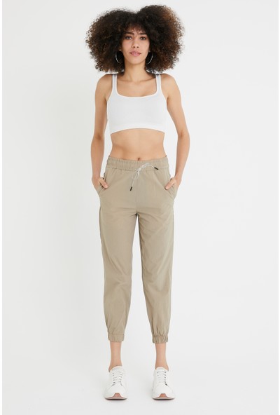 Dar Kesim Paça Bel Lastikli Paraşüt Kumaş Kadın Pantolon Kum Beji