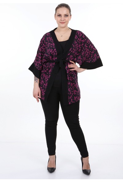 Disentis Modest Önden Bağlamalı ve Düğmeli Kolları Geniş Küçük Çiçekli Siyah Fuşya Kimono Disentis Modest Önden Bağlamalı ve Düğmeli Kolları Geniş Küçük Çiçekli Siyah Fuşya Kimono