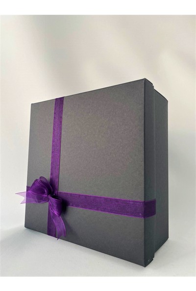 Kürkçü Dükkanı Siyah Mor Şifon Kurdeleli Çiçeksiz Hediye Kutusu 23X23X11 Kürkçü Dükkanı Siyah Mor Şifon Kurdeleli Çiçeksiz Hediye Kutusu 23X23X11