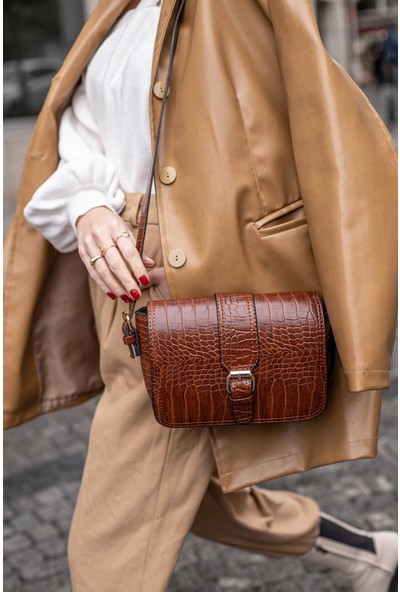 Madamra Kadın Kemerli Kapaklı Omuz Çantası Taba Kroko