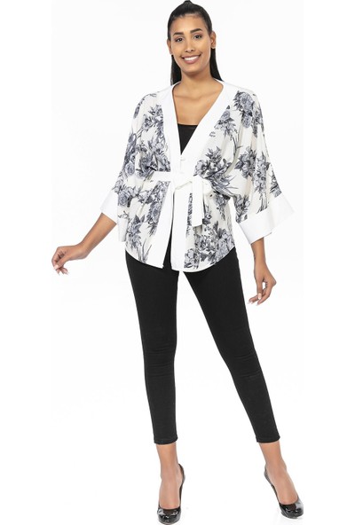 Disentis Modest Önden Bağlamalı ve Düğmeli Kolları Geniş Büyük Çiçekli Siyah Beyaz Kimono Disentis Modest Önden Bağlamalı ve Düğmeli Kolları Geniş Büyük Çiçekli Siyah Beyaz Kimono