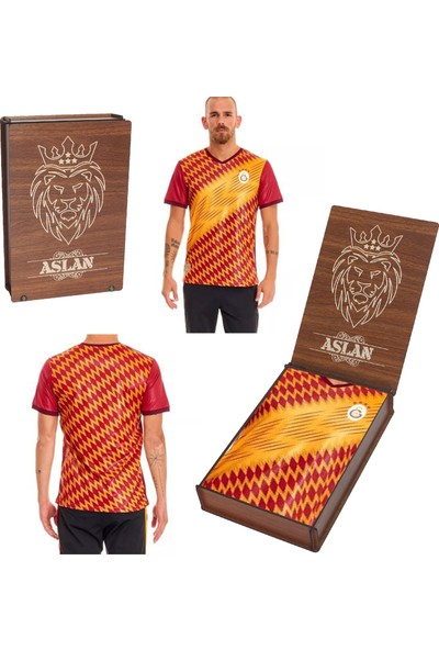 Galatasaray Forma Lisanslı Omuz Omuza Polyester Kumaş Fan T-Shirt Ahşap Kutulu Galatasaray Forma Lisanslı Omuz Omuza Polyester Kumaş Fan T-Shirt Ahşap Kutulu
