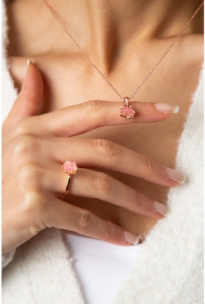 Elika Bijoux Kadın Rose Altın Kaplama Pembe Zirkon Taşlı Lotus Çiçeği Model Set Elika Bijoux Kadın Rose Altın Kaplama Pembe Zirkon Taşlı Lotus Çiçeği Model Set