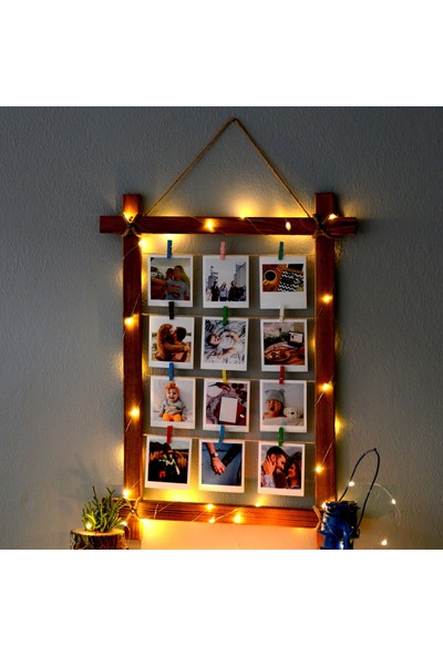 Anı Sepeti Ahşap LED Işıklı Ipli Mandallı Fotoğraf Çerçevesi 50X70 cm Anı Sepeti Ahşap LED Işıklı Ipli Mandallı Fotoğraf Çerçevesi 50X70 cm