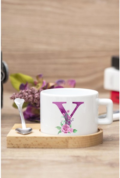 Kumbara Hediyelik Mor Y Harfi Baskılı Ahşap Altlıklı Kaşıklı Kupa