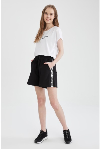 DeFacto Slogan Şerit Detaylı Relax Fit Mini Spor Şort U4574AZ21SP DeFacto Slogan Şerit Detaylı Relax Fit Mini Spor Şort U4574AZ21SP