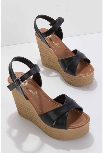 Bambi Siyah Dolgu Topuklu Ayakkabı