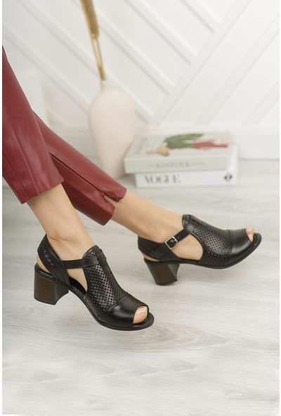 Diego Carlotti Deri Kadın Günlük Klasik Topuklu Sandalet Diego Carlotti Deri Kadın Günlük Klasik Topuklu Sandalet