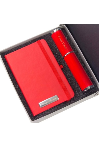 Hediye Rengi Isme Özel Kırmızı Defter ve Silindir Kutulu Tükenmez Kalem Seti Hediye Rengi Isme Özel Kırmızı Defter ve Silindir Kutulu Tükenmez Kalem Seti