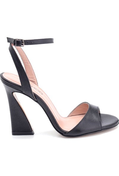 Derimod Kadın Deri Topuk Detaylı Sandalet Derimod Kadın Deri Topuk Detaylı Sandalet