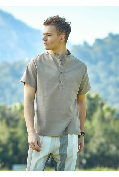 Clandestino Hakim Yaka Kısa Kollu Dar Kesim Gömlek Krem Clandestino Hakim Yaka Kısa Kollu Dar Kesim Gömlek Krem