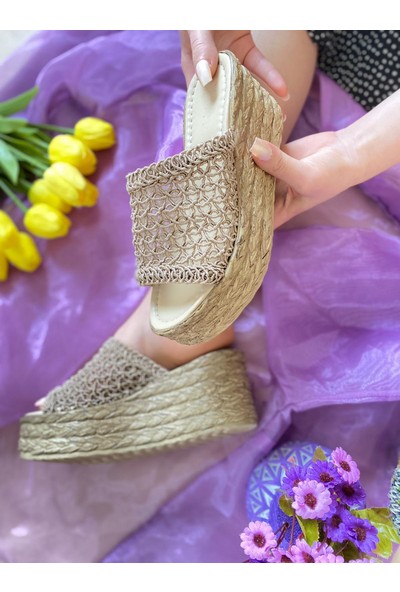 İnce Ayakkabı Kadın Örgü Bantlı Dolgu Topuklu Terlik İnce Ayakkabı Kadın Örgü Bantlı Dolgu Topuklu Terlik