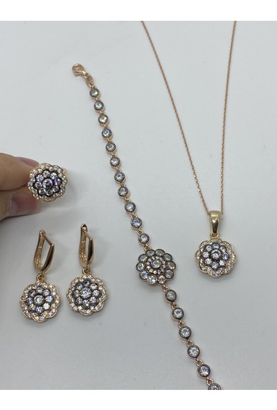 Gülüş Gümüş Elmas Montür Çiçekli Rose Takı Seti Gülüş Gümüş Elmas Montür Çiçekli Rose Takı Seti