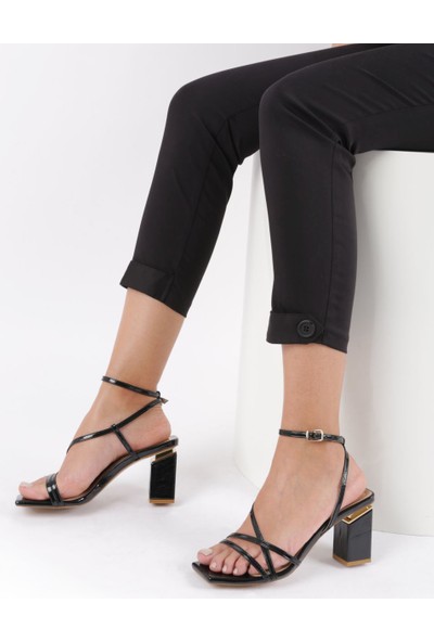 Dgn K7003 Kadın Küt Burun Çerçeve Topuklu Sandalet