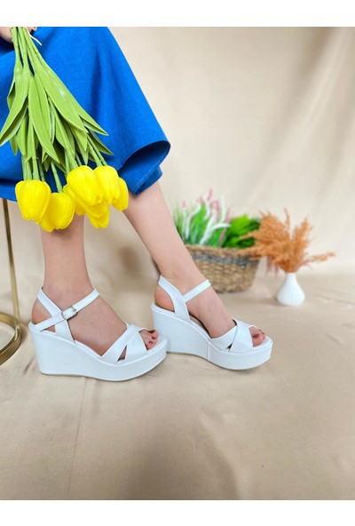 İnce Ayakkabı Kadın Çapraz Bant Dolgu Topuklu Sandalet