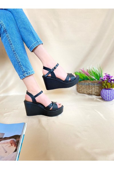 İnce Ayakkabı Kadın Çapraz Bant Dolgu Topuklu Sandalet İnce Ayakkabı Kadın Çapraz Bant Dolgu Topuklu Sandalet