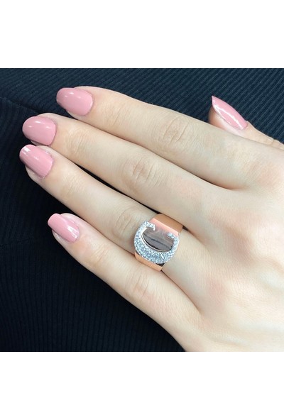 Medcezir Baget Taşlı Tasarım Harf Gümüş Yüzük Medcezir Baget Taşlı Tasarım Harf Gümüş Yüzük