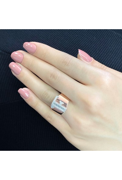 Medcezir Baget Taşlı Tasarım Harf Gümüş Yüzük Medcezir Baget Taşlı Tasarım Harf Gümüş Yüzük